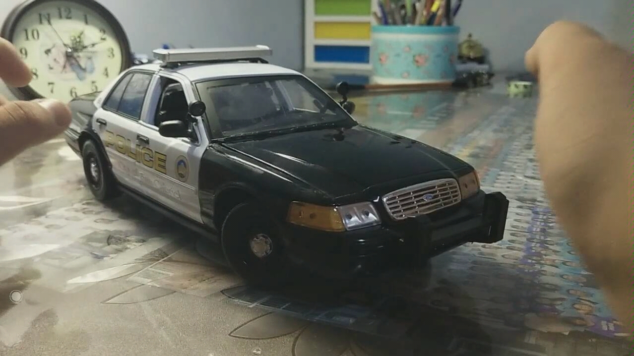 福特维多利亚皇冠1:18警车模型评测