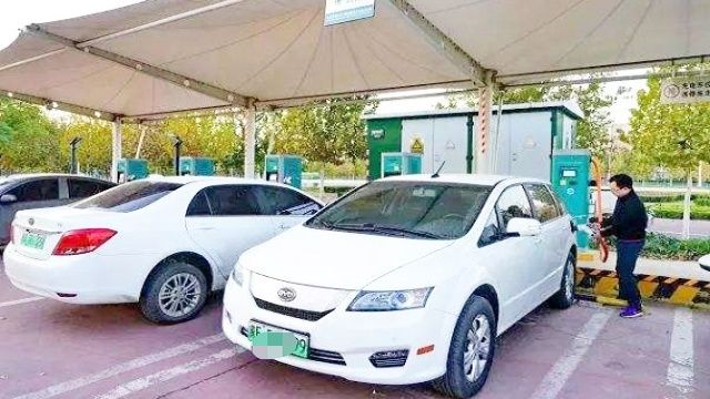 首批试水的绿牌车车主哭了:养不起还卖不了,比亲爹难伺候!