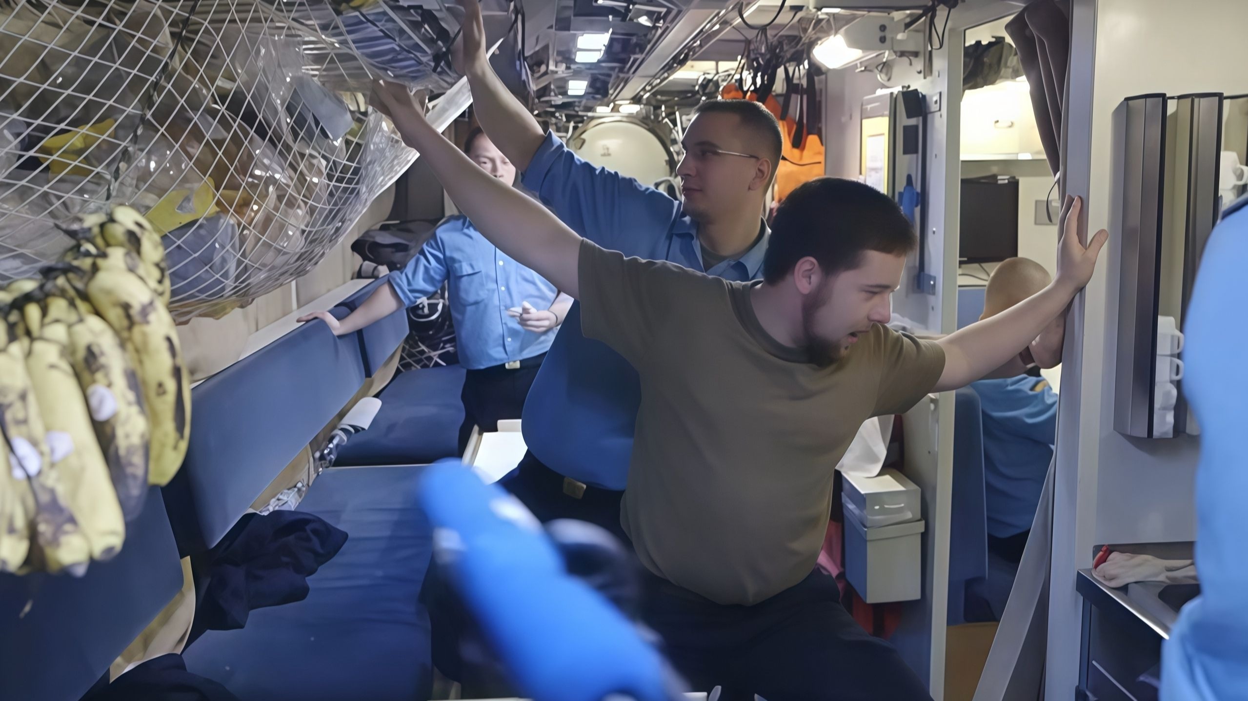 德国最先进潜艇,遇12级飓风无法下潜,信号塔被摧毁,导航灯凹陷