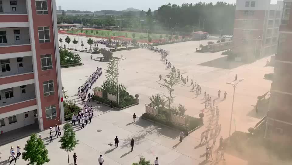 #防震减灾 不要惊慌,这是防震防火演习,让孩子们珍惜生命,学会保命。