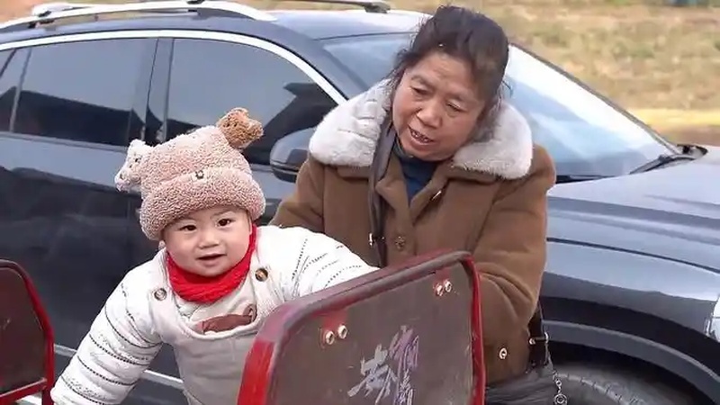 今天是一年里最高兴的好日子,亲戚们都聚齐了,满满四大桌团年饭