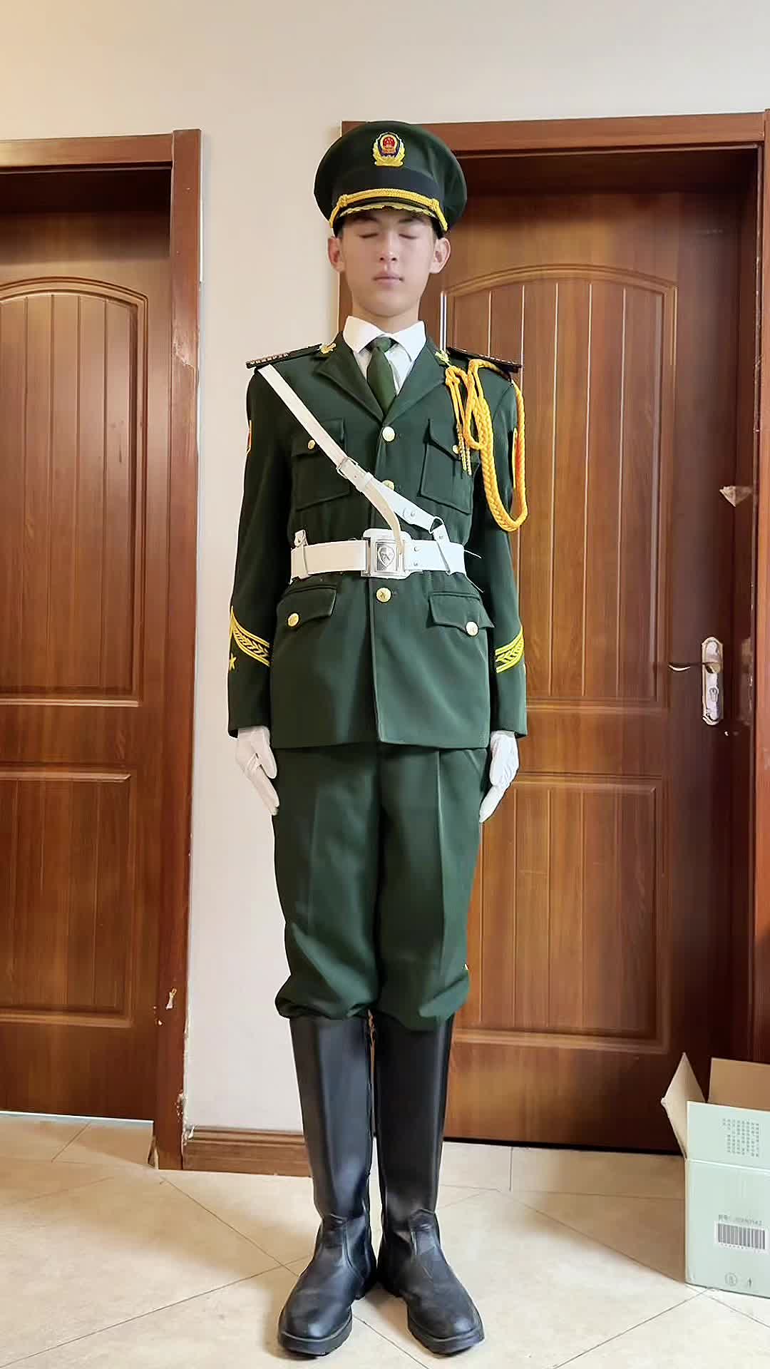 ...皆是荣光 胡展嘉同学光荣加入学校国旗护卫队。明早升旗仪式上第一...