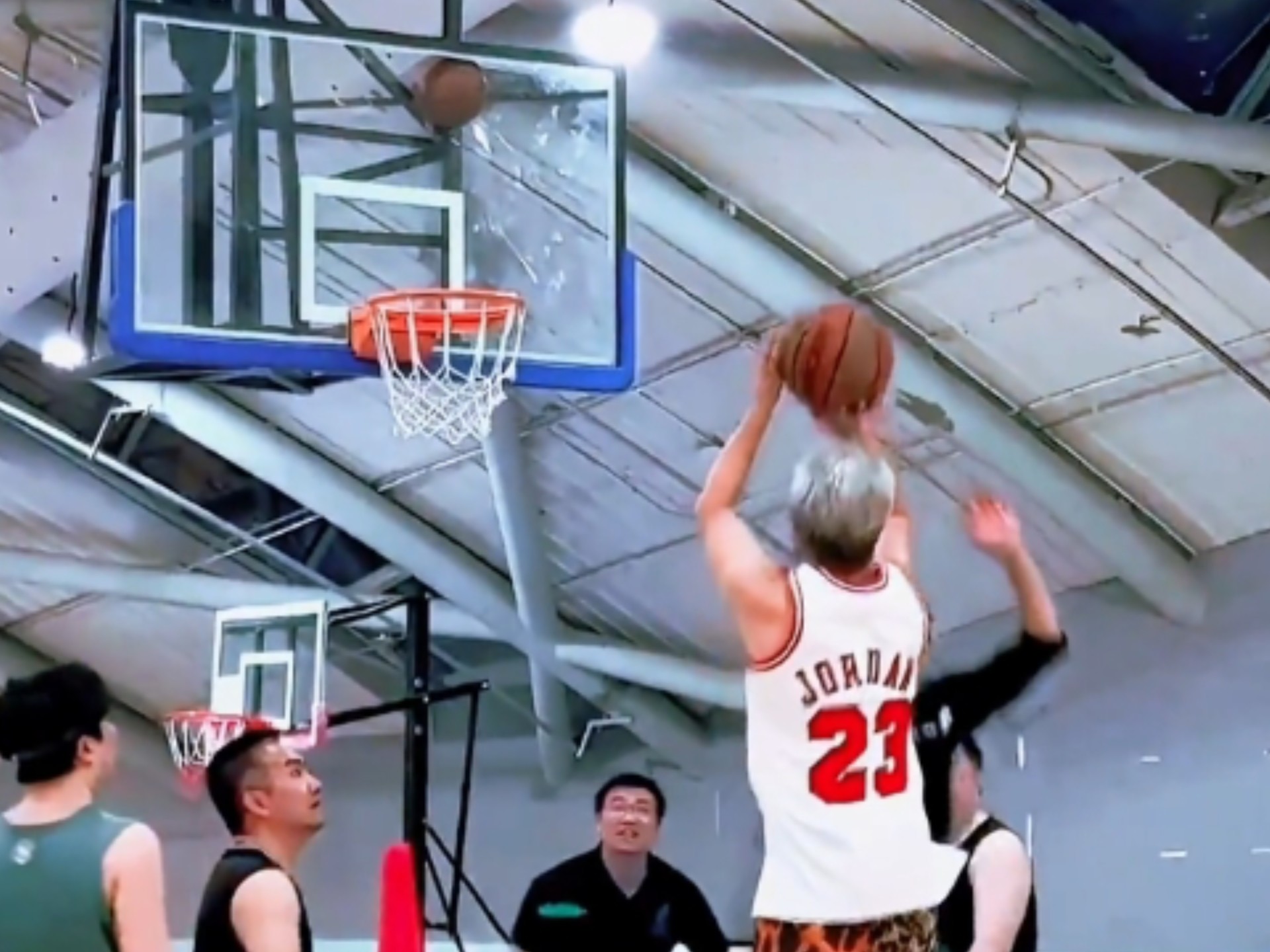 “会跳投和不会跳投的都沉默了”