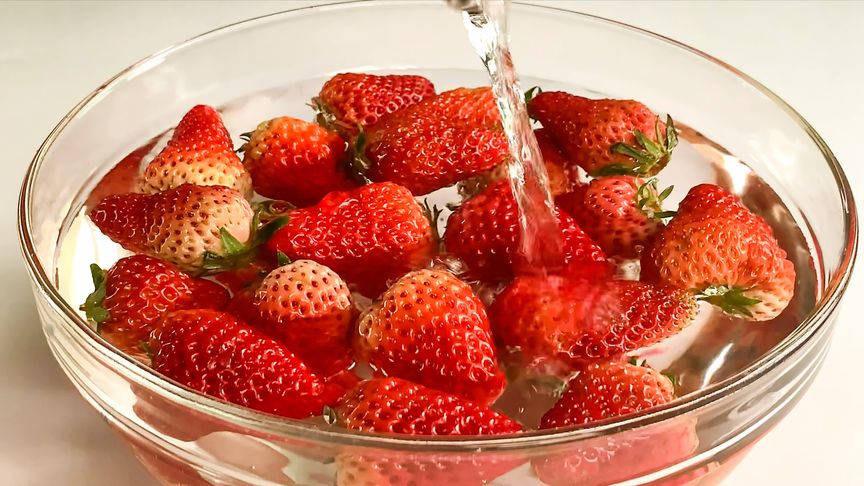 看了配料表,我再也没买它,自己在家做草莓果酱,健康又美味