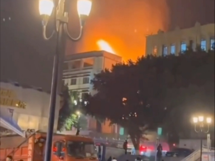 就在今天凌晨,重庆市渝中区解放碑街道新华路273号一老仓库发生火灾。