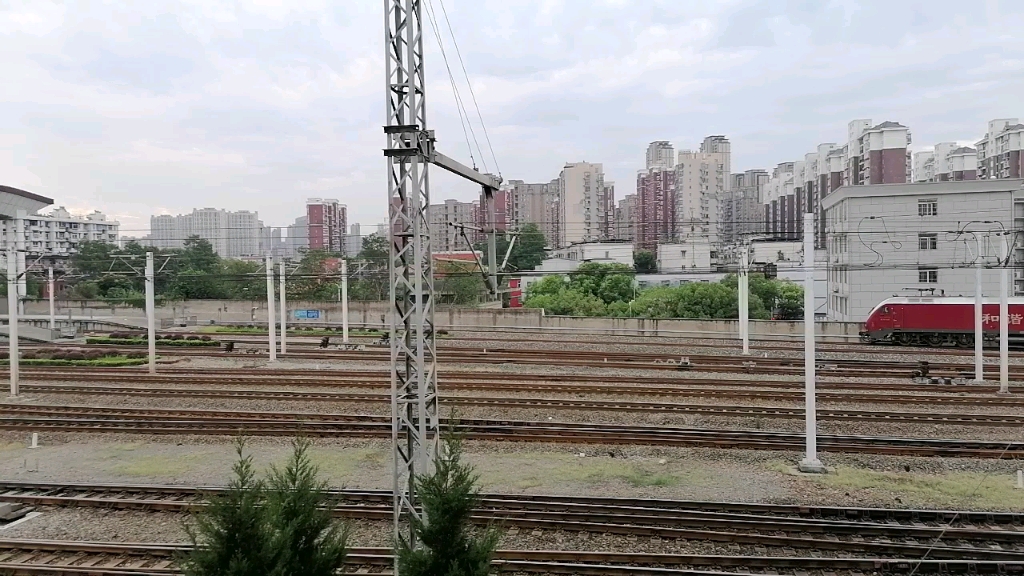 Z32次列车进武昌站+武局南段的DF7C5253出武昌站