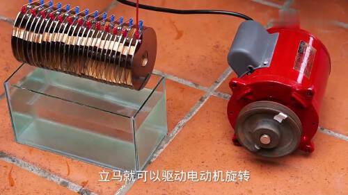 农村小哥自制大功率电池组,感觉像刀片电池,可带动电动机运转