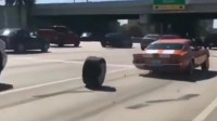 国外一轿车启动时轮子突然脱离在地上滚动,轮子:我先走一步了啊哥