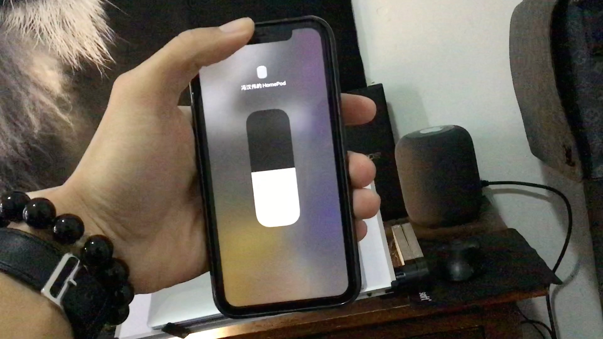 ...Pod不用连同一个Wifi也行。Apple TV也是照样可以控制,甚至iPhone...