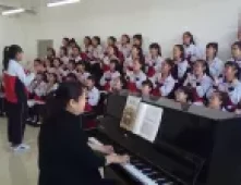 都是女生的班级,全班合唱《娃哈哈》,还有可爱的手势舞,优秀!