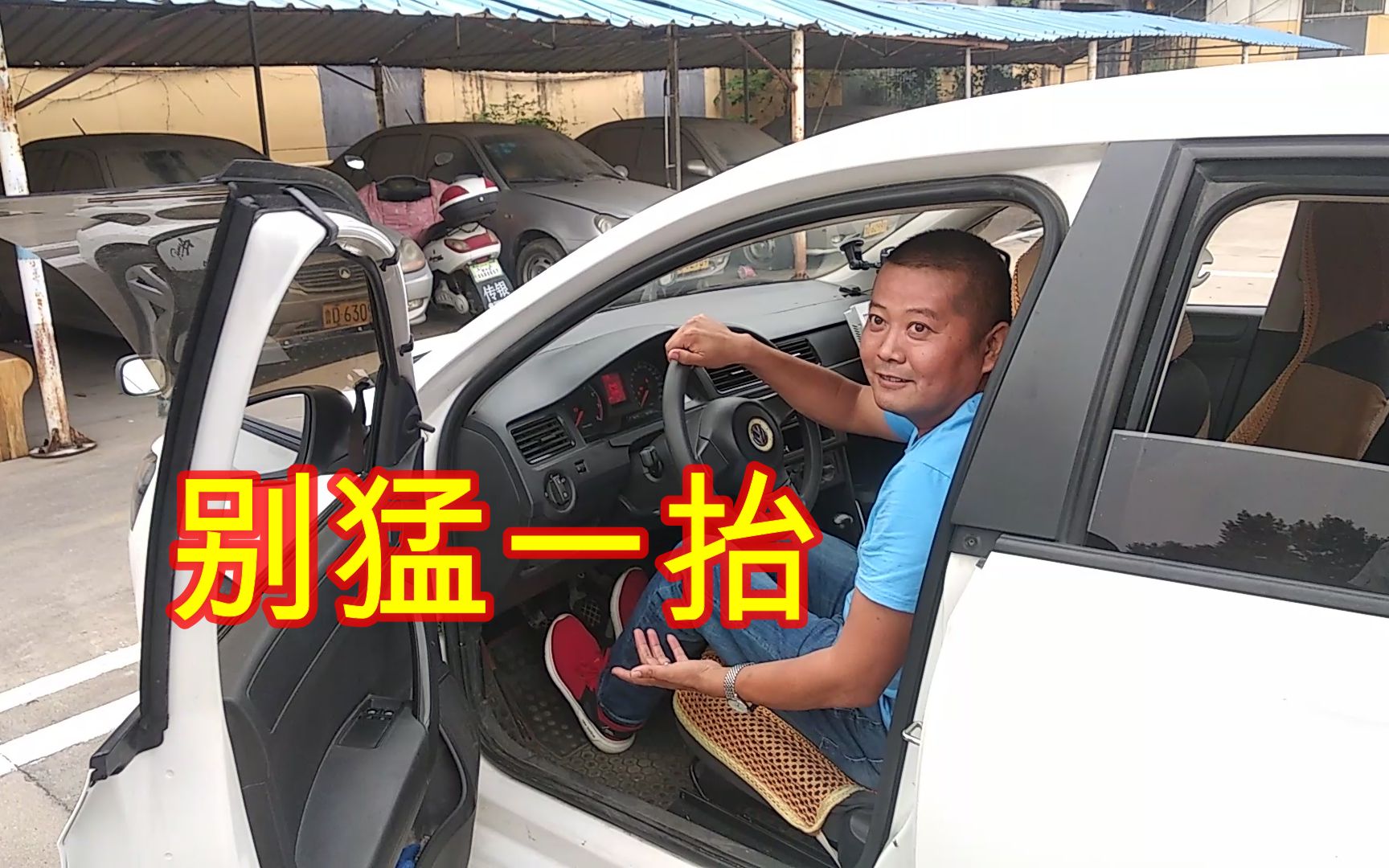女学员科目二倒车入库，教练讲解怎么踩离合，更好地控制好车速