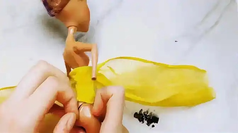 DIY 手工为小黑芭比娃娃制作漂亮的衣服