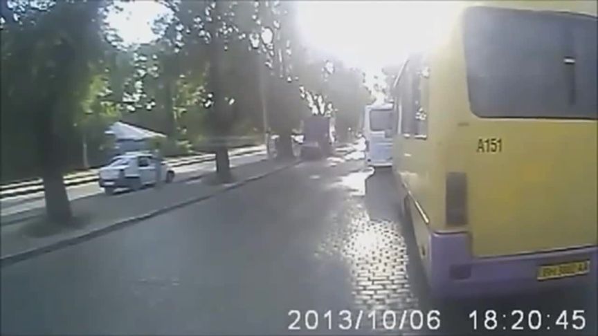 行人刚过去 就发生了车祸