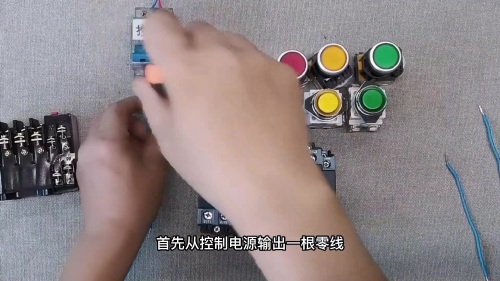 电动机控制背后的秘密:反转与长动如何改变一切?