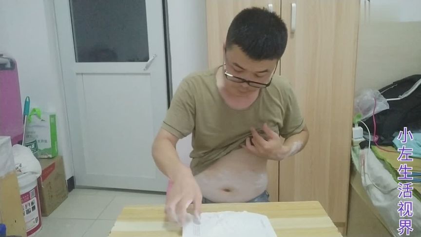 小伙挑战传说中的痒痒粉 结果被坑到崩溃 怎么回事