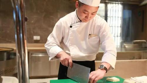 为何中国厨师只用一把刀?国外厨师各类刀应有尽有,看完涨知识了