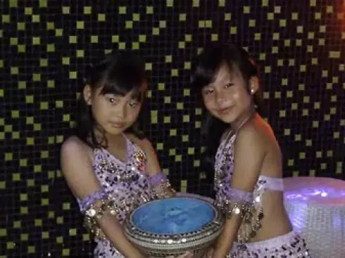 肚皮舞晚会全景第一个表演的是琪琪学员班的大姐学员舞