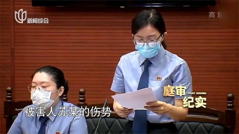 女子闯红灯被交警拦下,街头撒泼殴打多名警察,直接逮捕