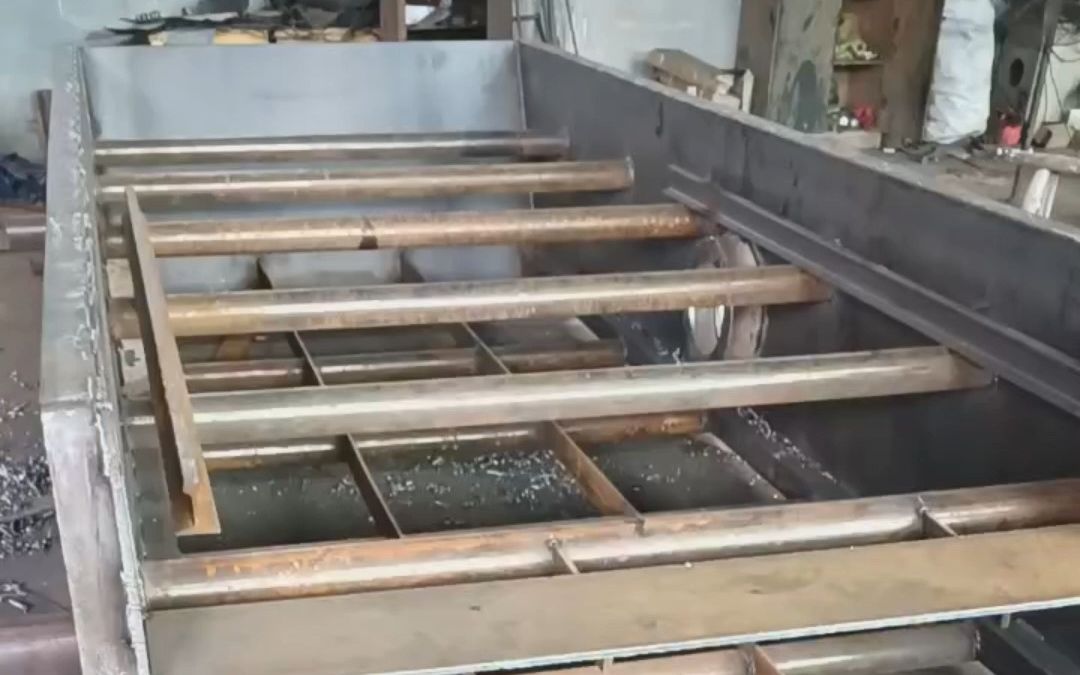 振动筛品质细节.这是一款1540型的振动筛用于筛石料,上层笺条的间隙...