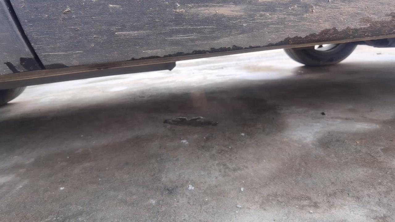这个车身中间排气管这里漏气和滴水正常吗?