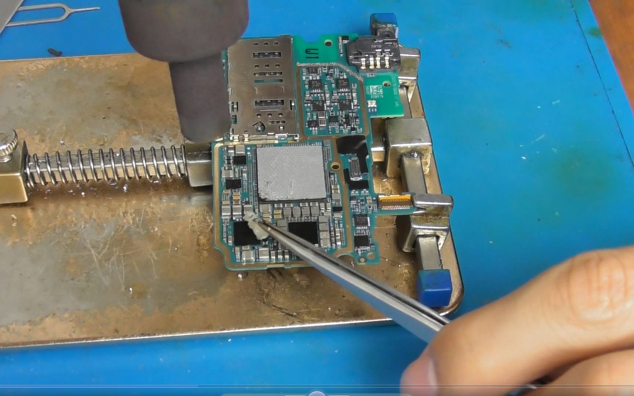 手机不充电总是重启,观赏主板芯片更换过程,复杂的流程好熟练