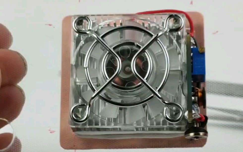 手机半导体制冷片散热器一点点改进!这样可以更加方便的套在手机壳...