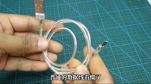 制一条炫的RGB数据线夜晚使用效果拉满