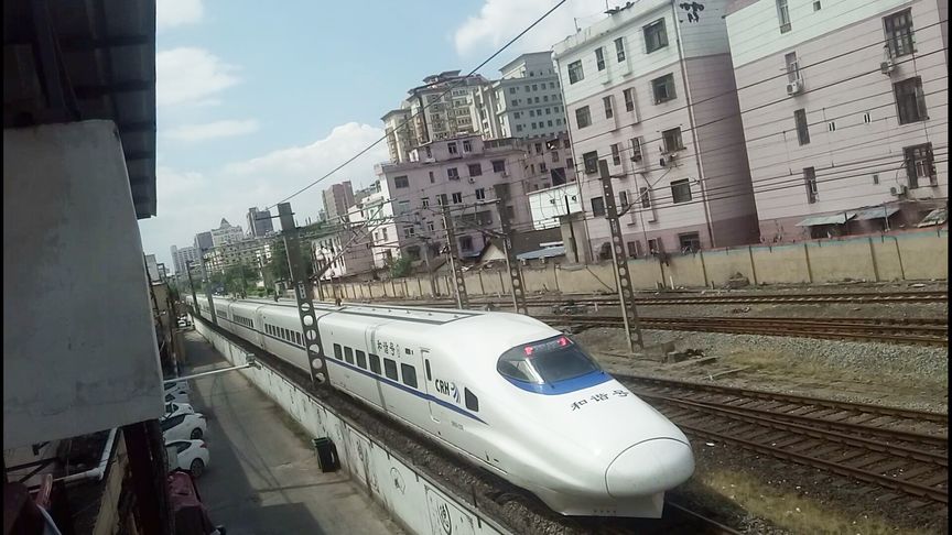 景德镇北站至南昌站的D6251次列车减速进南昌站,车底为CRH2A