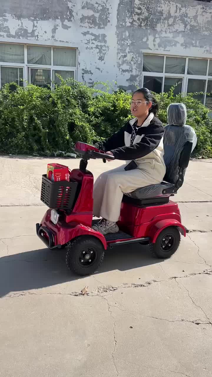 老年人出行更便捷的四轮代步车,手刹脚刹安全可靠。#小巴士电动四轮...