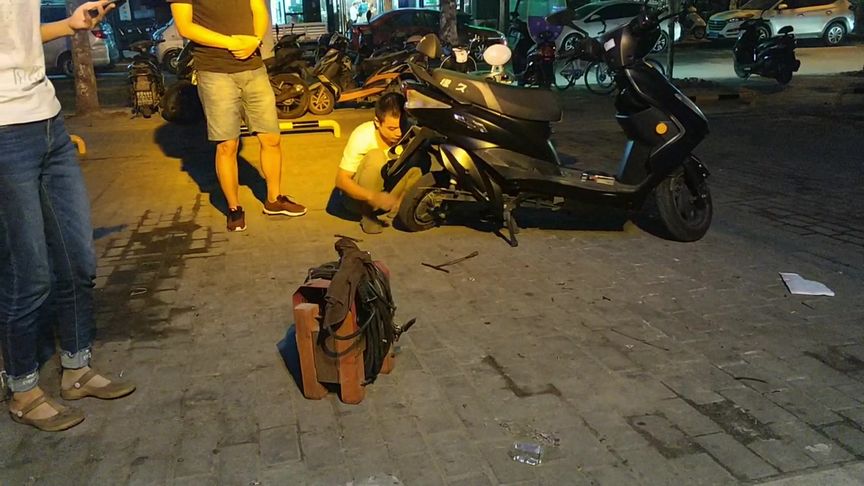 小伙电瓶车车胎报废了,换个新胎要120,就问值不值?
