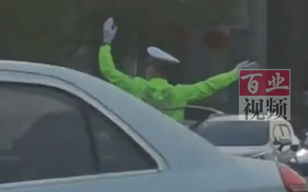 交警路口指挥交通活力满满,激情指挥引车主点赞。