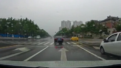 行车记录仪:这奥迪车真霸气,绿灯一亮百公里时速飞过去,旁边的超跑都...