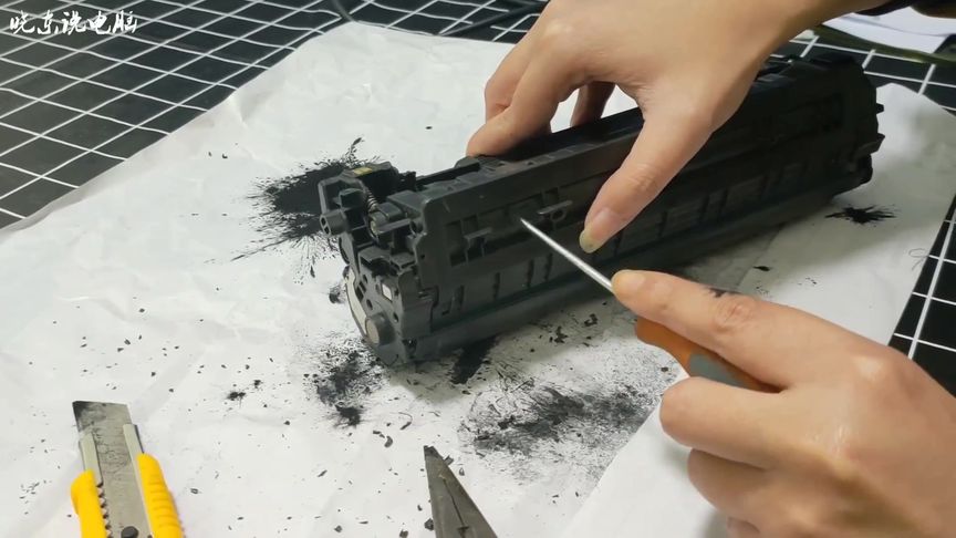 打印机自己钻孔,方便加碳粉和清理废粉,使硒鼓用的更久