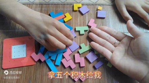 今天教九岁自闭症儿子算加减法,第一步先让他拿物品数数,太难了