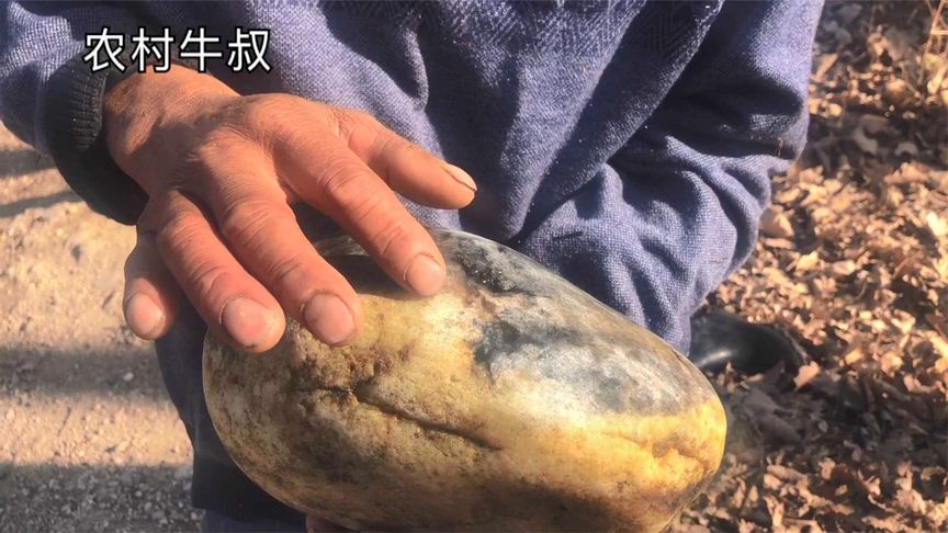 河道发现的石头究竟是不是玉石，外形晶莹剔透经大师鉴定，傻眼了