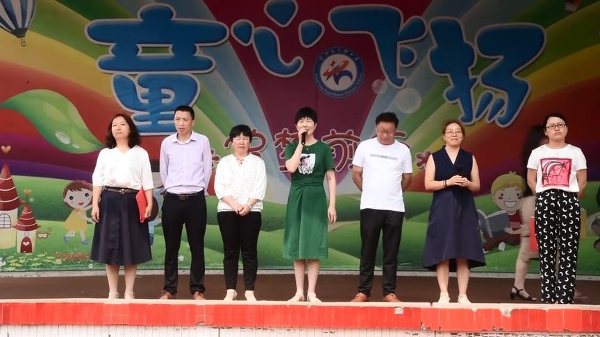 校长、老师赠言 在校生夹道欢送 现在的小学生 毕业典礼真隆重