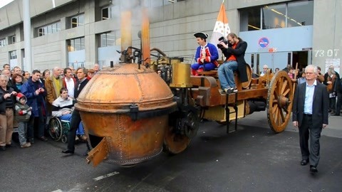 世界上第一辆蒸汽汽车,建造于乾隆35年,造型像中国的烤红薯炉