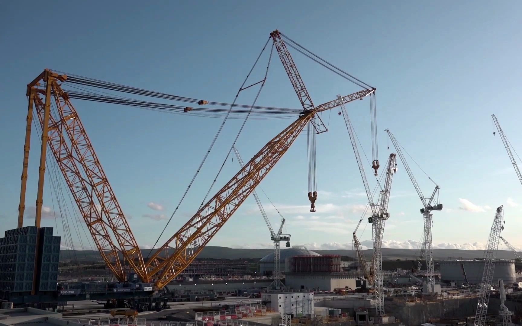 Sarens SGC-250固定式环轨起重机使用增强臂提升的延迟摄影