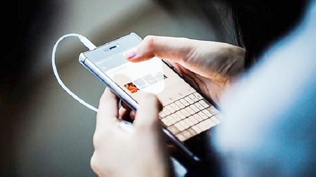 很神奇,1串代码输入微信,满屏就出现了…