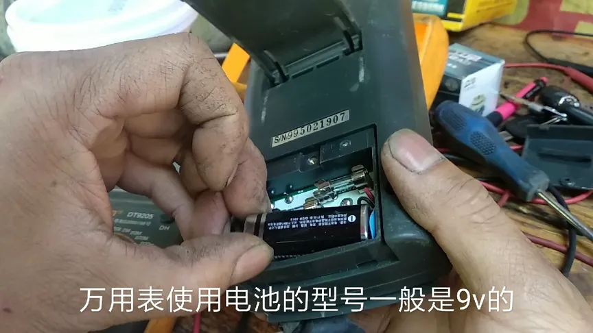 数字万用表的电池是什么型号呢?电压低至几v就不能正常工作了