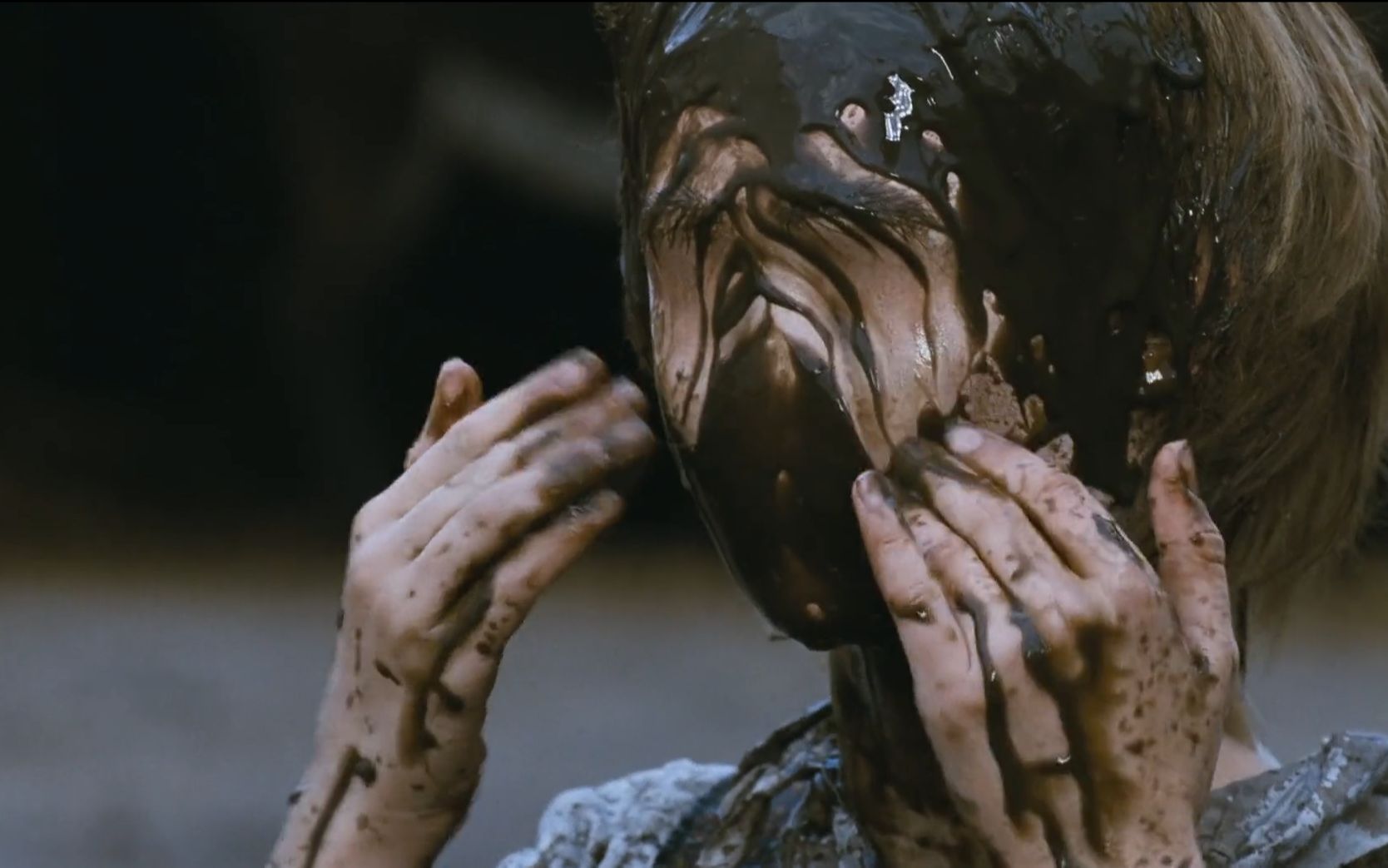 【Max电影咖】恐怖暗黑童话电影:泥巴怪化成人形活吞小女孩,脑洞...