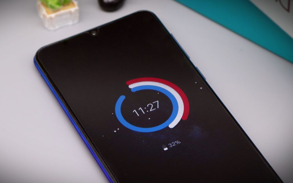 教你设置手机息屏时钟,不用打开手机就能看时间,还有跑马灯特效