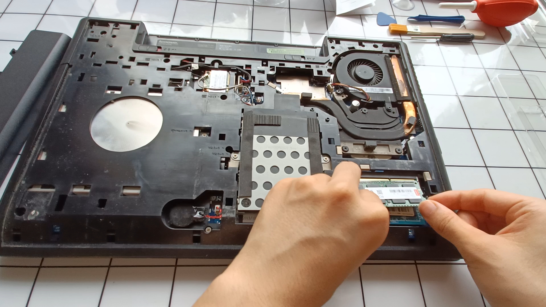 联想笔记本g510更换内存条拆机