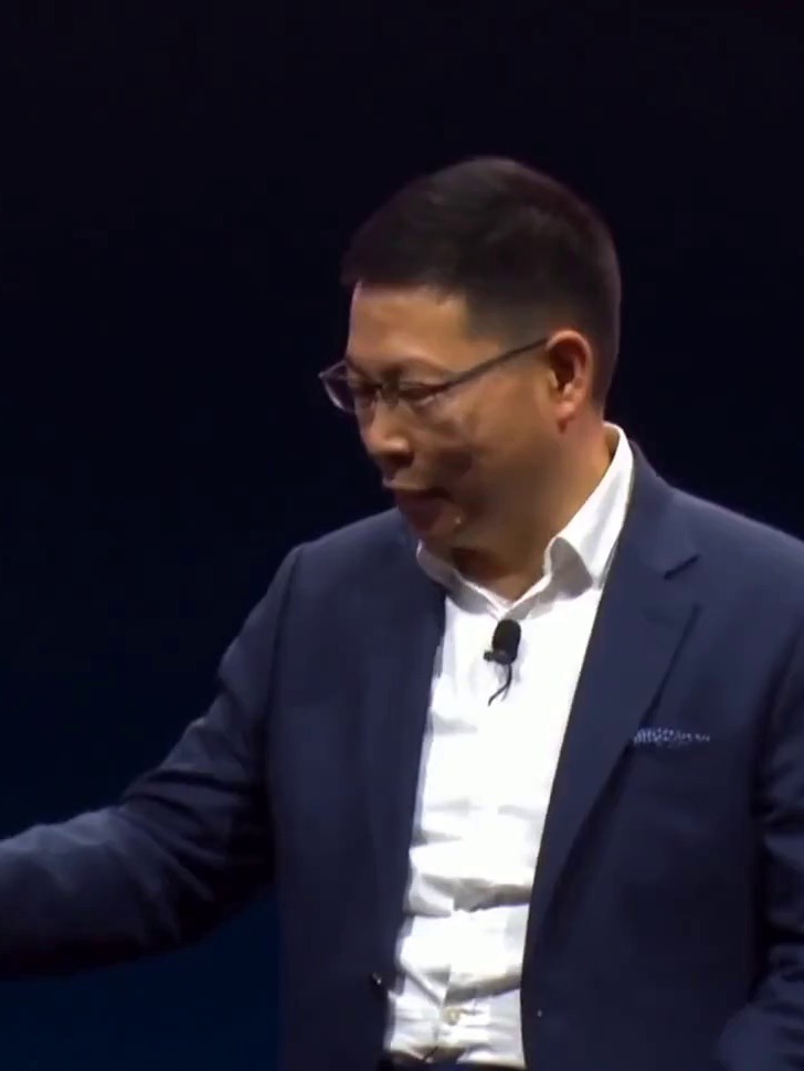 余承东自驾回家标注"非直播"避雷举报,但中控屏疑显示实时时间