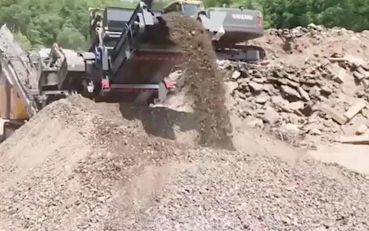 柴油版移动破碎机可出石子可出砂石,流动作业更便捷