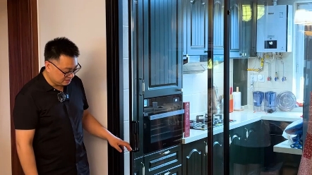 厨房的玻璃推拉门,大部分人都在纠结到底是做吊柜还是地轨,这期视频...