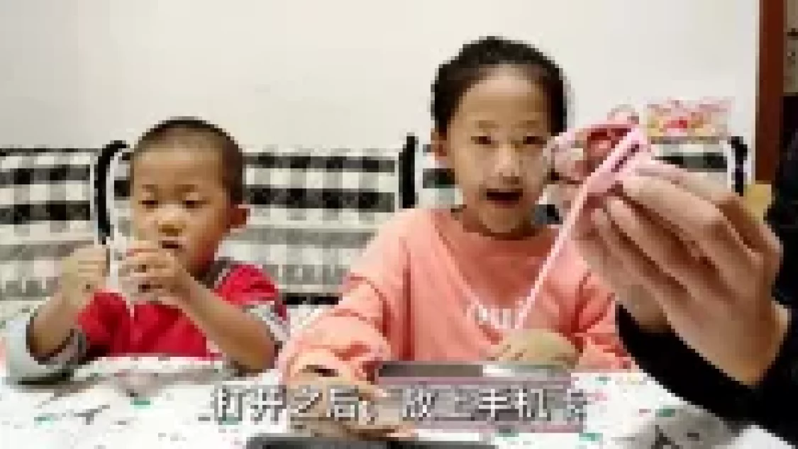 女儿新买电话手表,功能太强大了,爸爸现场演示,但为啥不能上网