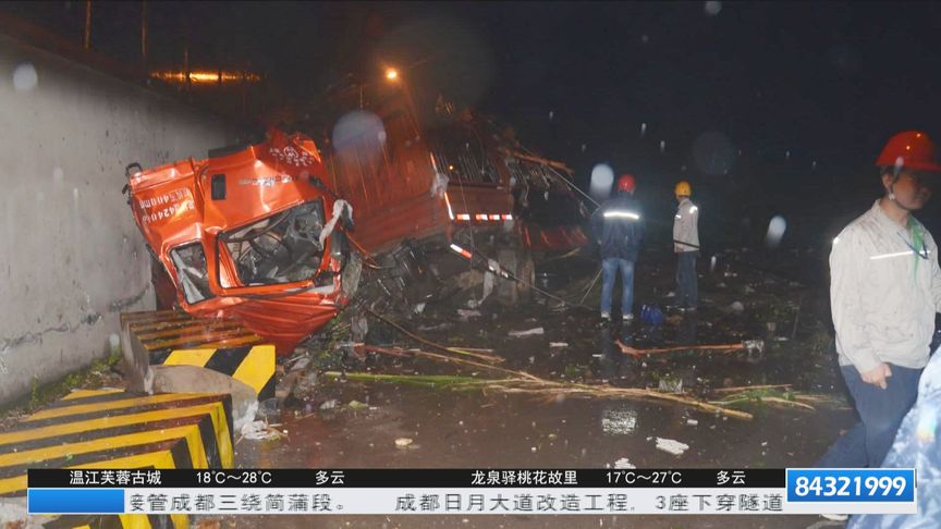 雨天路滑 货车下坡转弯失控翻车坠崖