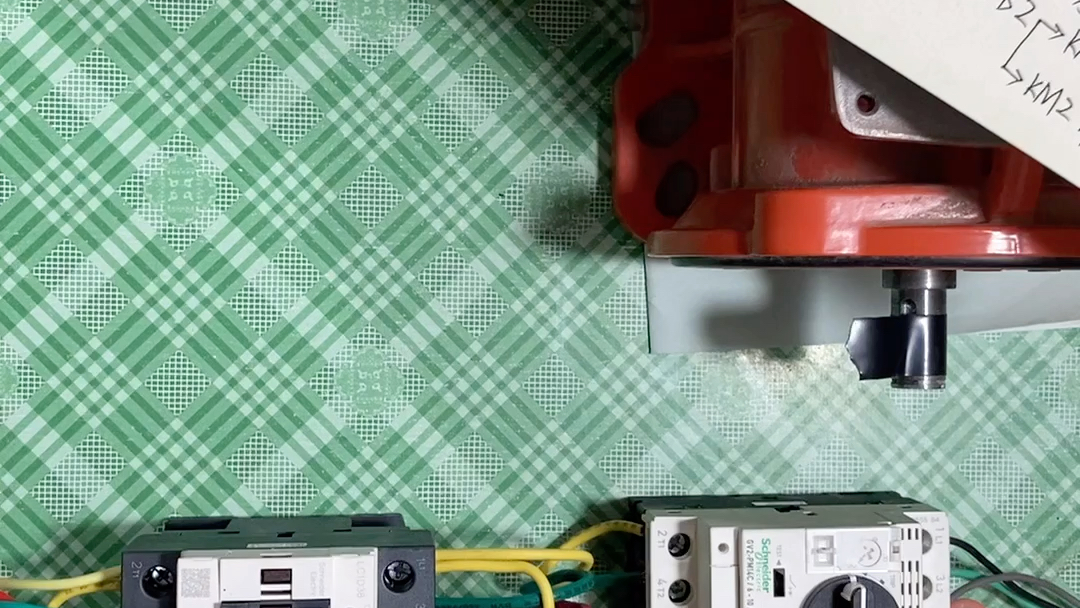 接触器联锁点动正反转电路