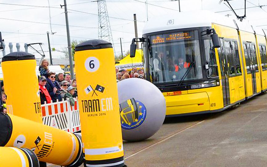 在柏林街头 老司机们用有轨电车打起了保龄球